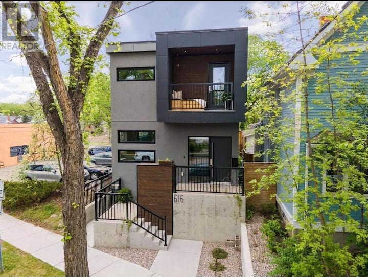 Central, Infill, Bright High-end Living W/ 4 Beds - Saskatoon