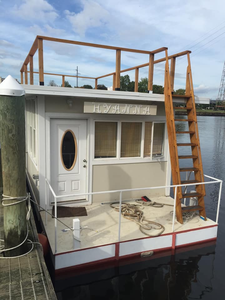 Houseboat Hyanna - A Tiny House - Heated - Providence, RI