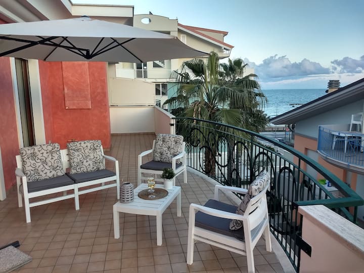 Seafront And Mountain View Penthouse - Martinsicuro