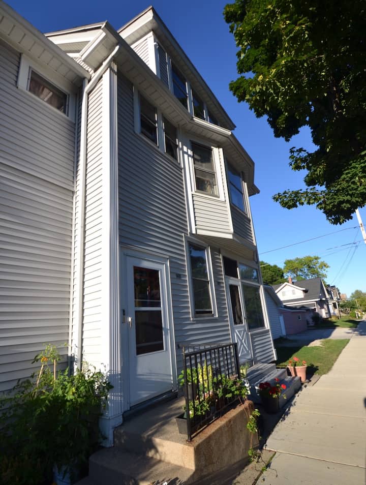 Bay View Apartment Long Term Guests Welcome! - Milwaukee, WI