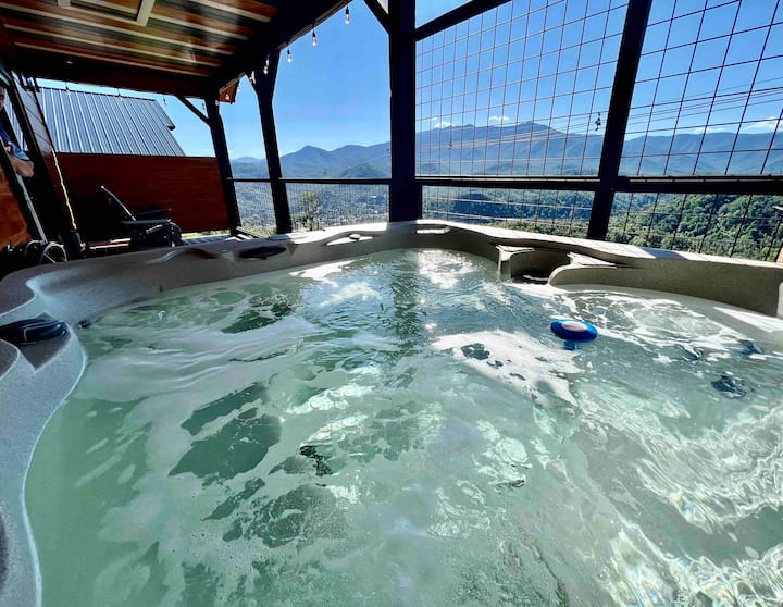Luxury Cabin W/ Hot Tub, Game Room, Views! - Gatlinburg, TN