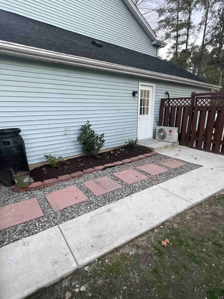 Peaceful North Raleigh Retreat - Raleigh, NC