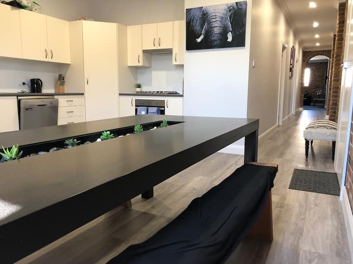 Main Street Central Unit, Close To Everything - Cessnock
