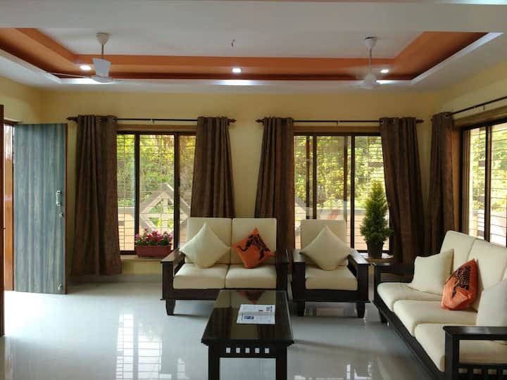 Lake View Spacious Bunglow Close To Sea - Alibag