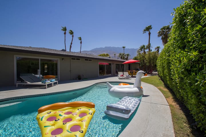 Resort-like Midcentury, Big Pool & Awesome Views - Palm Springs, CA