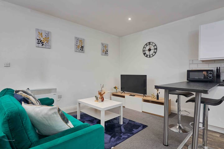 Sleeps 3: Parking Wifi | Central Business & Reloc - Leeds