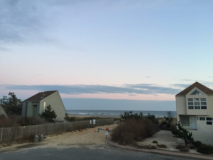 Amazing Location 2-bedroom Townhouse - Sleeps 8 - Montauk, NY