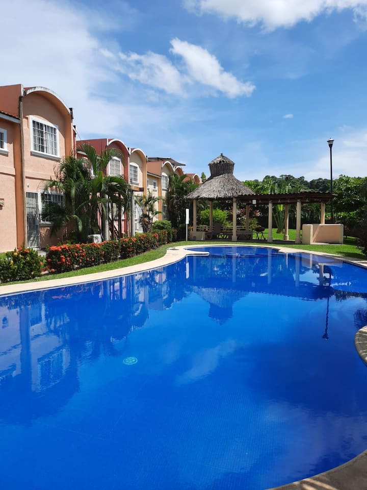Alberca Compartida , Y Limpia Excelente Jardín - Zihuatanejo