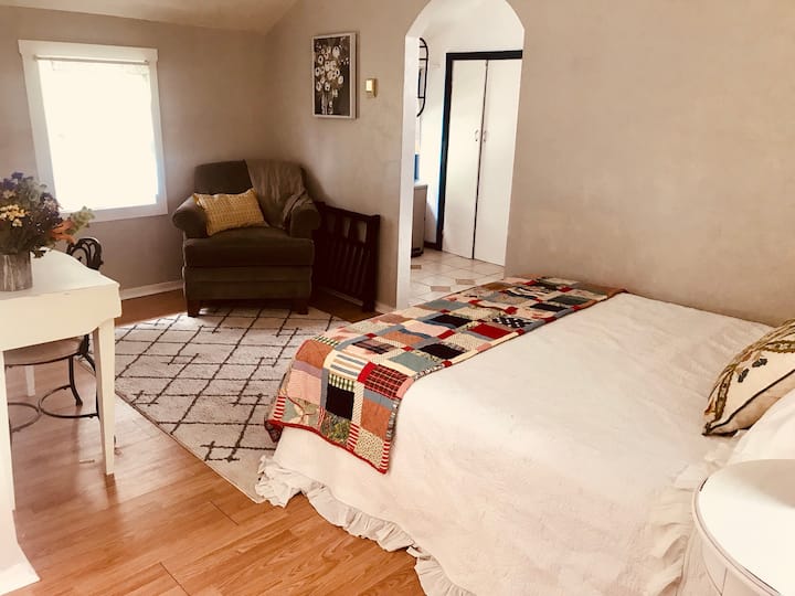 Charming Downtown Vintage Cottage - Upper A - 프레스컷