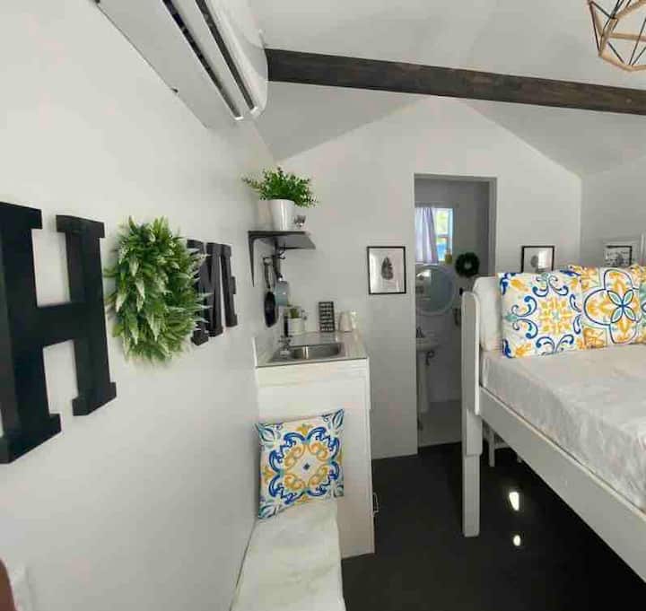 The Yellow Butterfly Tiny House - Nassau