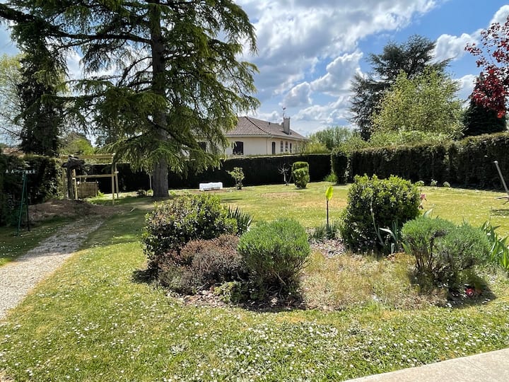 Appartement Spacieux Avec Terrasse Et Jardin - La Rochefoucauld