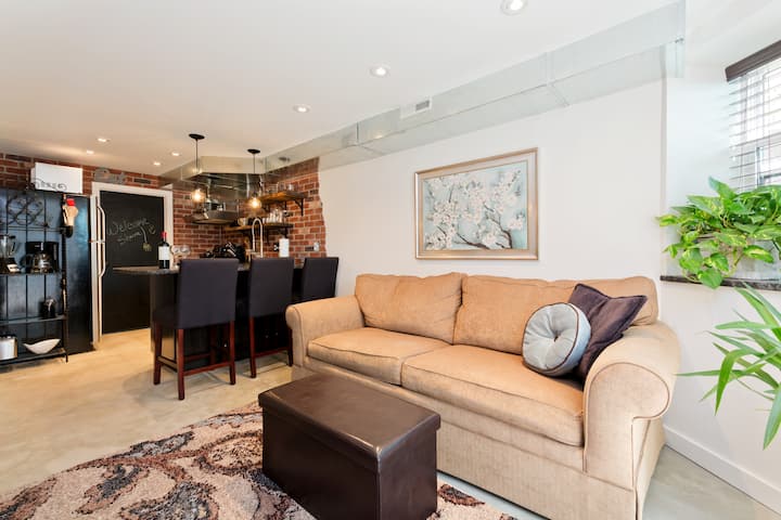 Pink Guest House Cellar- Private Patio & Entrance! - Boise, ID