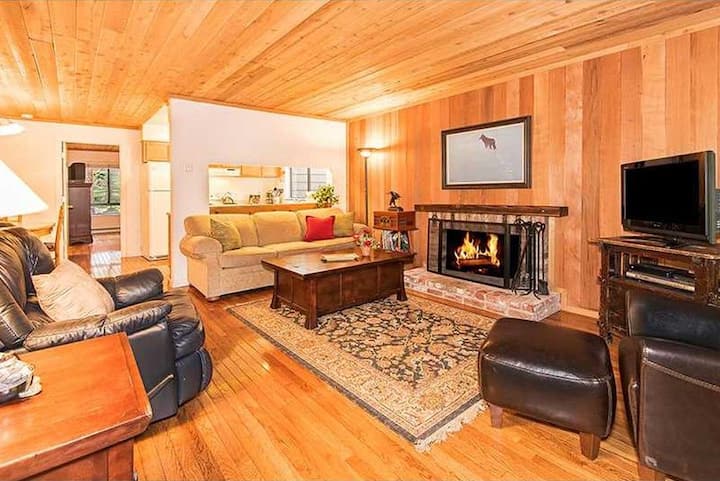 Cozy Condo Near Hyatt |  1/2 Block To Lake - Carson City, NV