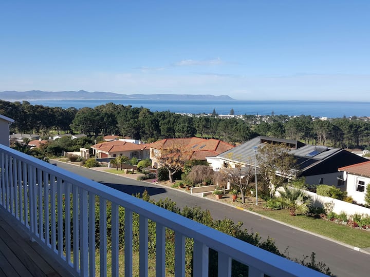 Well Positioned Home With Awesome Views! - Hermanus