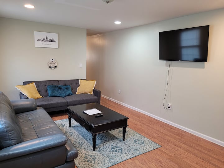 2 Bedroom Home 8 Mins To Downtown(0 Cleaning Fees) - Indianapolis, IN