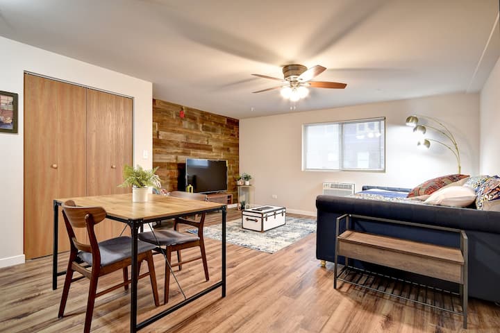 105 Mid-century Rustic Studio. - Chicago, IL