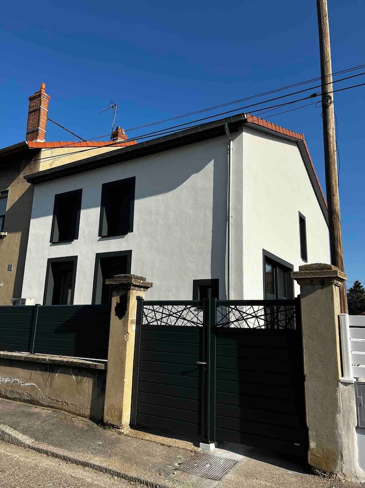 Agréable Maison Rénovée, En Ville Et Au Calme ! - Mions