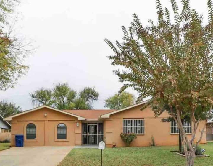 Gorgeous 4-bedroom House Plus  Entertainment Room! - Laredo, TX