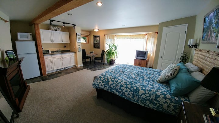 Spacious Private Suite W/ Garden Patio & Hot Tub - Gibsons