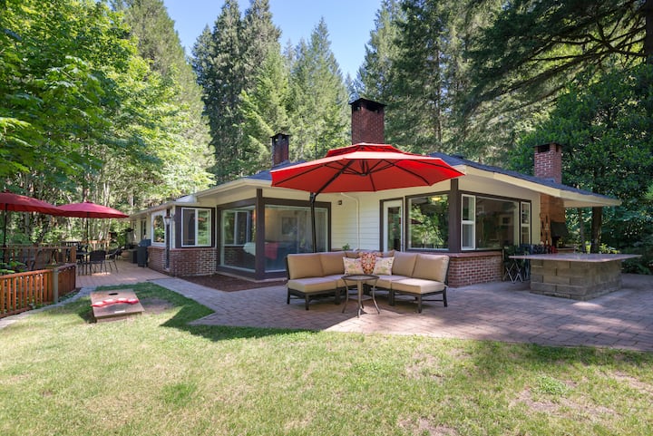 The Oregon Cliff House - Houses for Rent in Vida, Oregon, United States