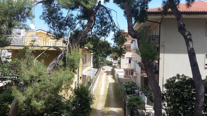 ​Apt In Historic Villa: Private Pines & Beach - Alba Adriatica