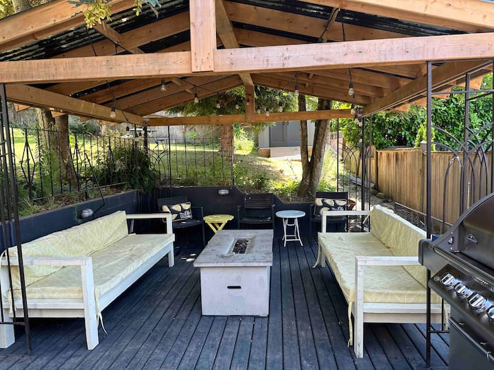 Spacious 3 Bedroom 2 Living Room Renovated House - Langley, BC