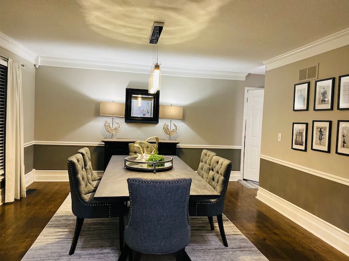 Welcome To Our Spacious 3,000 Sqft Home With A Main Floor Master. - Shawnee, KS