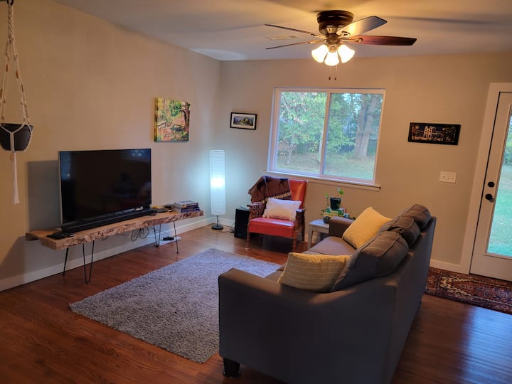 Ray Ave Home 5 Min Downtown Drive - Fayetteville, AR