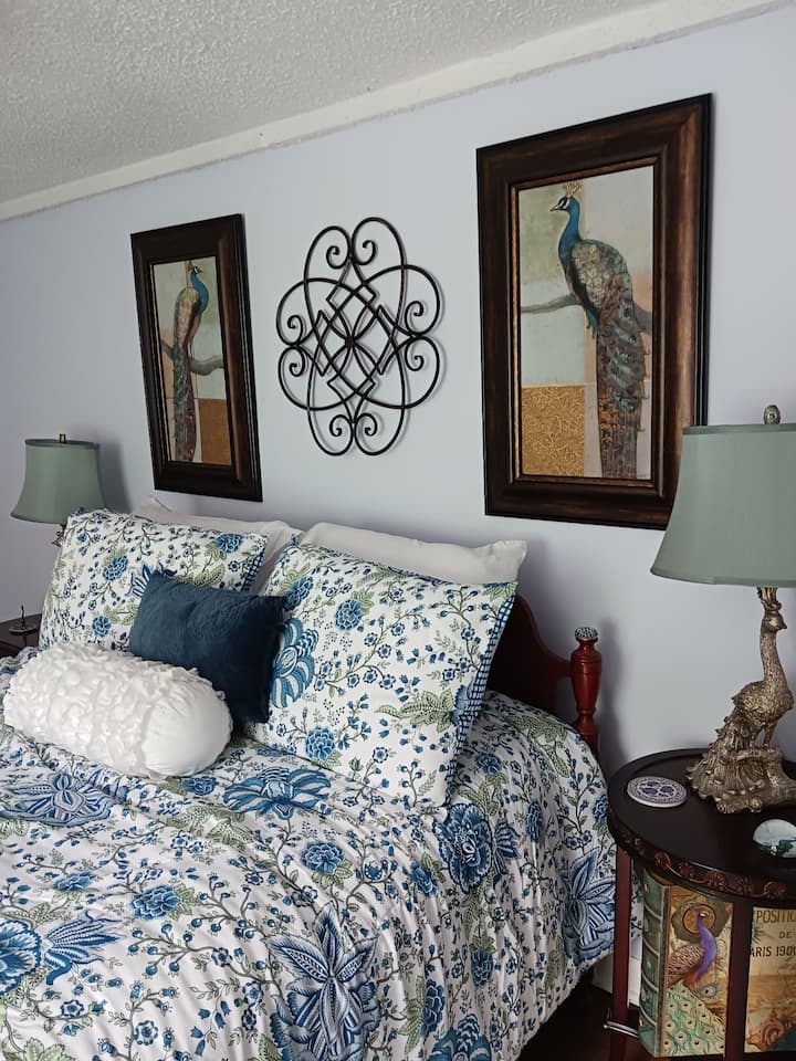 Park Ave Peacock In The Heart Of Cleveland Tn - Cleveland, TN