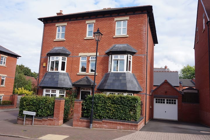 Bright Birmingham Family Home - Birmingham
