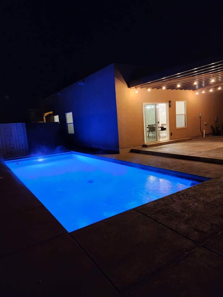 Mini Resort With Pool And Arcade - Albuquerque, NM