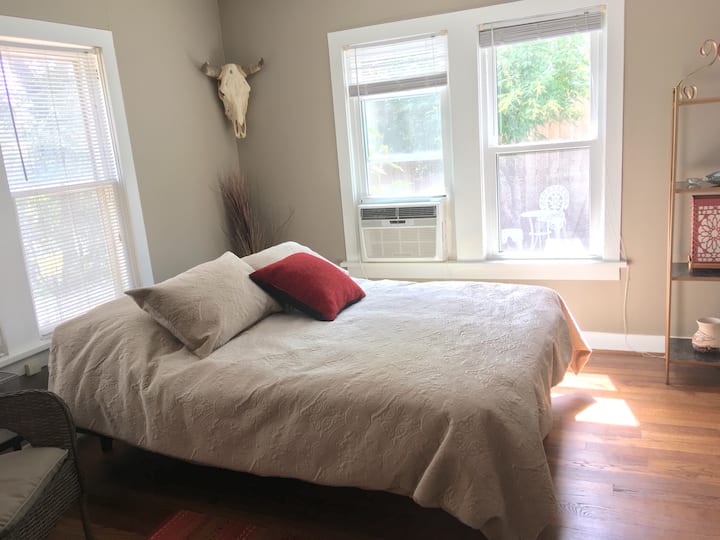 Cozy Getaway - Near Cultural District & Downtown - Lake Worth, TX