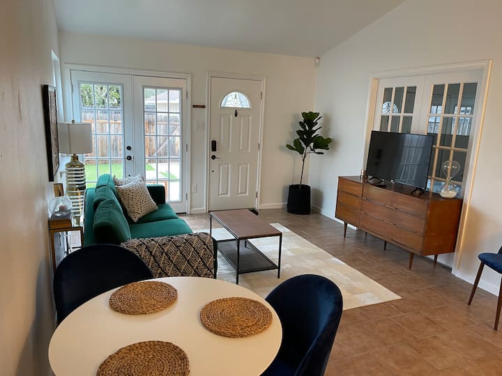 2/1, Yard, 5 Min To Domain, 15 To Dt Atx, Dogs Ok - Austin, TX