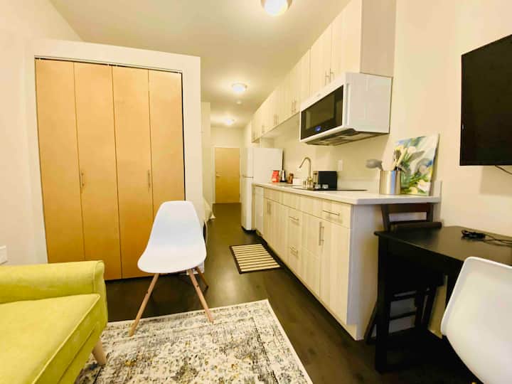 Lovely And Quaint Studio Downtown (210) - Madison, WI