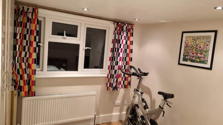 Lovely Loft Room In Isleworth. - Uxbridge
