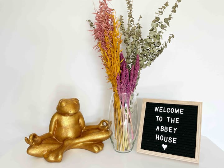 The Abbey House - A 2 Bedroom Boutique Home In Pec - Sand Banks, ON