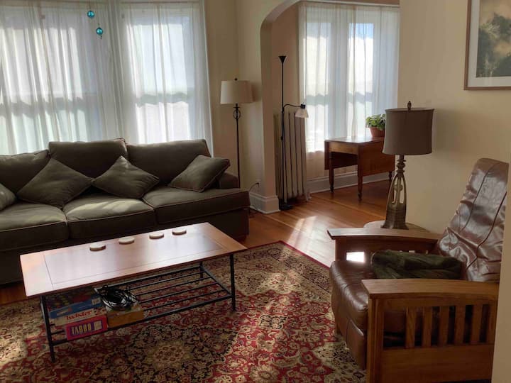 Bright And Roomy Multi-level Bay View Flat - Milwaukee, WI