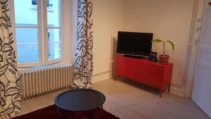 Nid Douillet  Dans Une Belle Maison De Ville - Adé