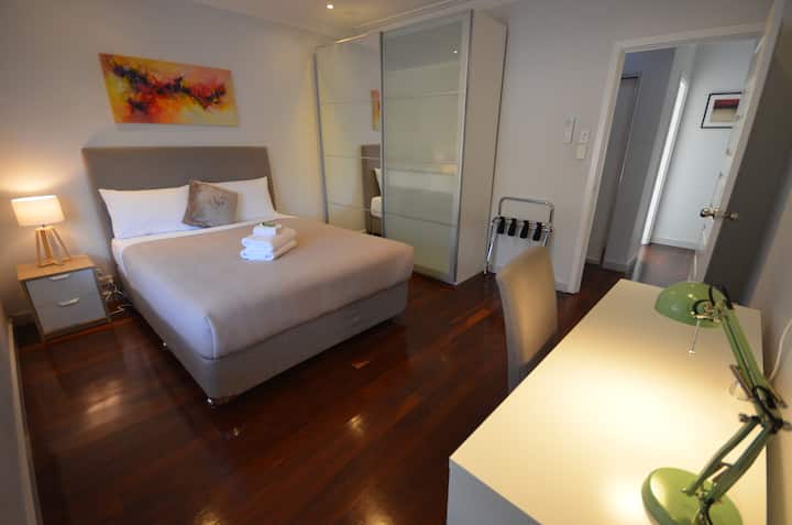 * Spacious Clean Queen Bed Room. Close To Airport - Perth