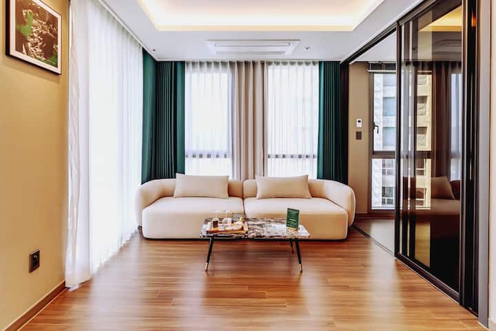 [파노라마 오션뷰]A1중심가 신축호텔#시몬스#세련된#3면통창#gelleria Hotel. - Busan