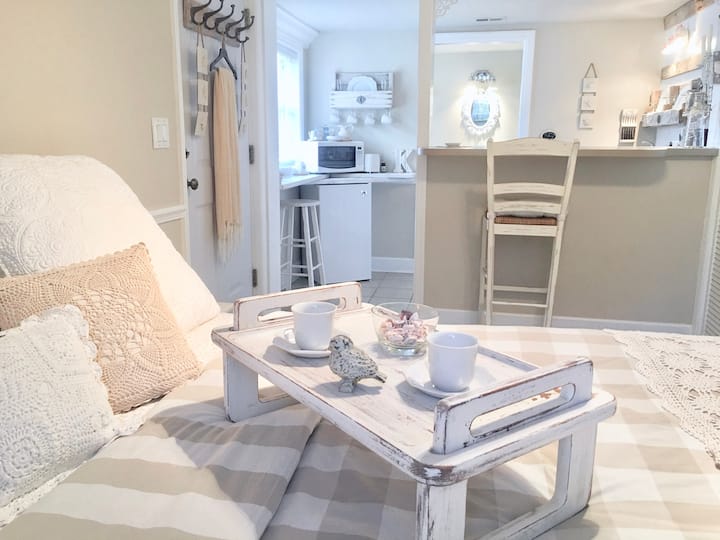 Cozy Up In A French Country Nest Near Everything - Dunedin, FL