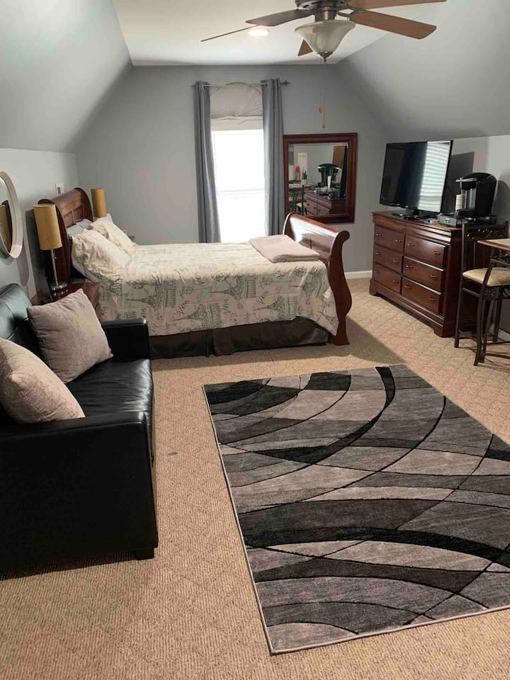 Welcome To Cozy Renovated 2nd Story Guest Room. - Dalton, GA
