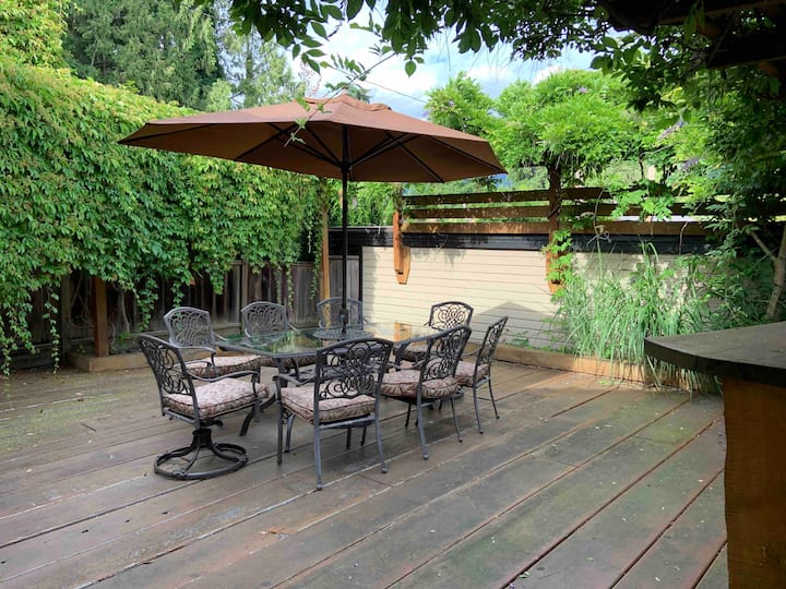 Bright Cozy Garden Level Suite With Private Access - North Vancouver
