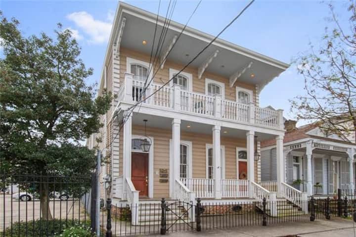Mardi Gras Ready Steps To Parade Route & Streetcar - New Orleans, LA
