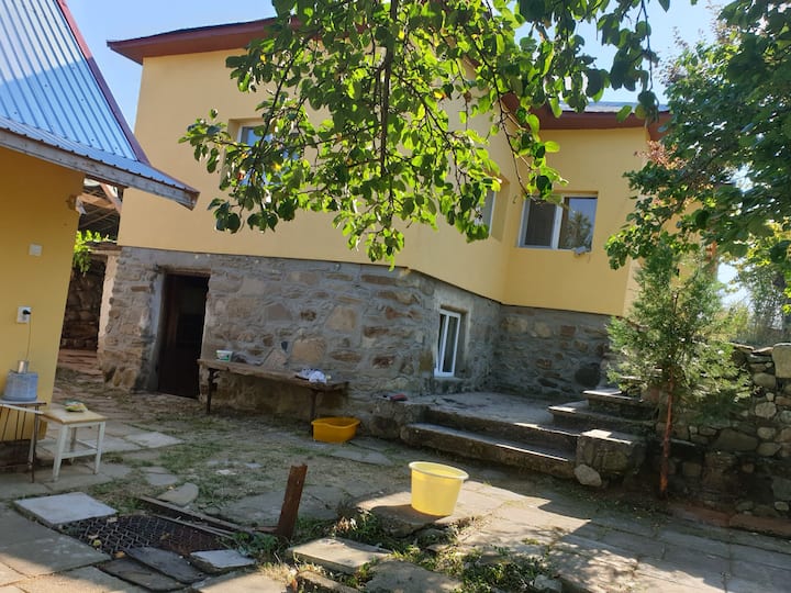 Casa La Tara Cu Parcare La Proprietate, Pe Drum Lăturalnice La 200 De Metri De Dj 703g. Casa Dispune De 3 Camere , O Baie, Bucătărie De Vara, Curte Spațioasă. - Băile Govora