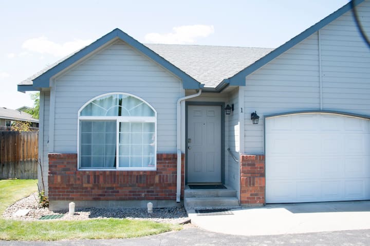 Yakima Vacation Rentals- 3 Bedroom 2 Bath House #4 - Yakima, WA