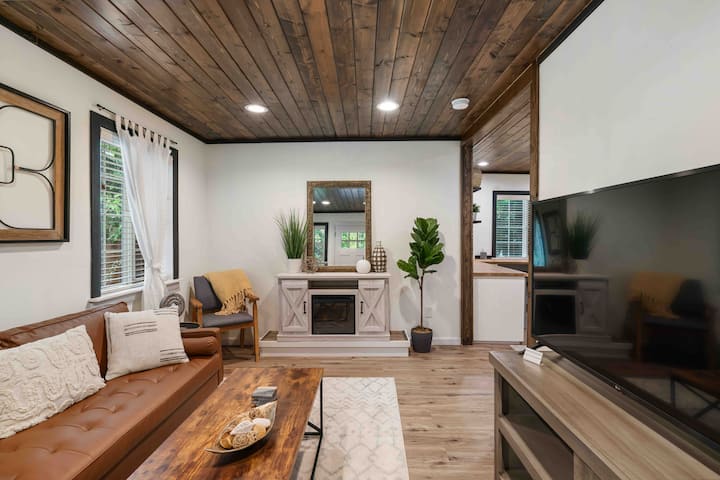 Cozy Cottage Nestled Among Trees, An Urban Retreat - Renton, WA