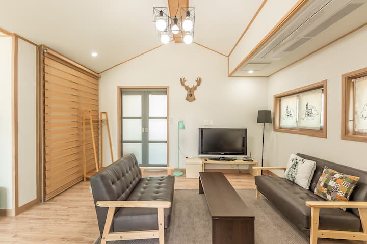 A동2층 지아니비펜션 독채객실을 갖추고 있어 오붓한 휴가를 즐길 수 있는 정원이 예쁜... - Jeju-si