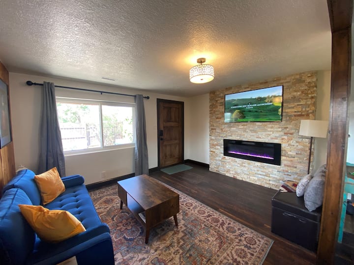 Casa De Flores • Near Old Town | Hot Tub &Fire Pit - Albuquerque