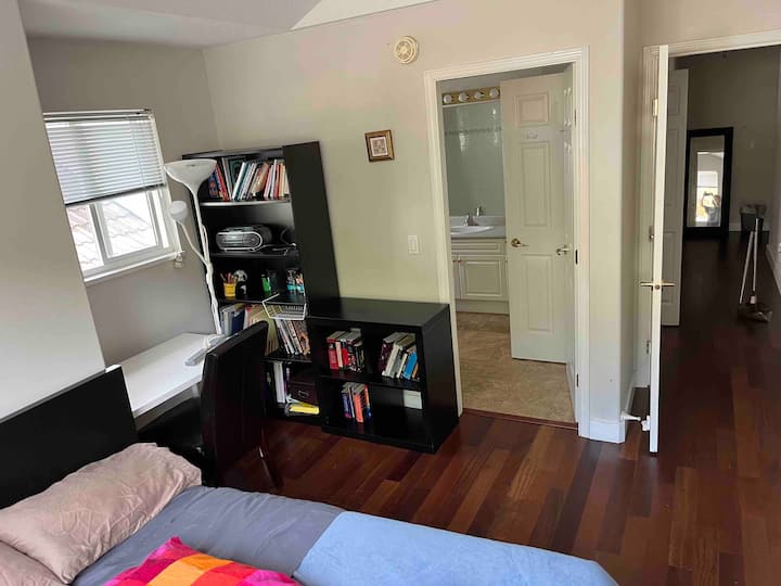 Beautiful Hw Flooring Room With Ensuite Bathroom - Coquitlam